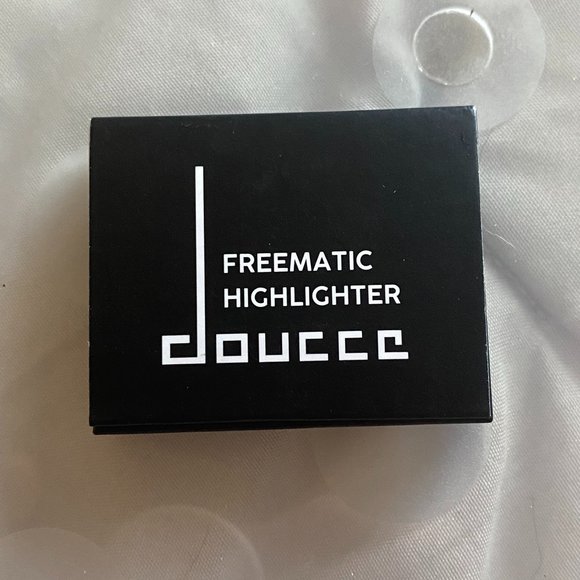 Doucce | Makeup | Highlighter | Poshmark